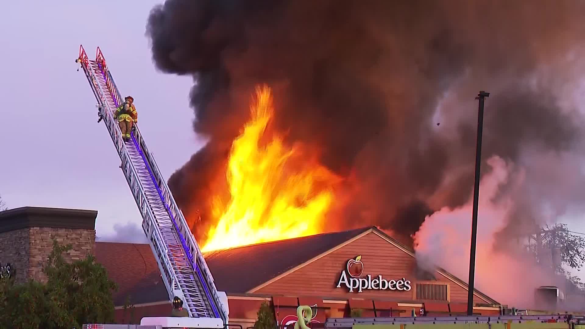 Video Now: Heavy fire coming from Applebee’s in Cranston – WPRI.com